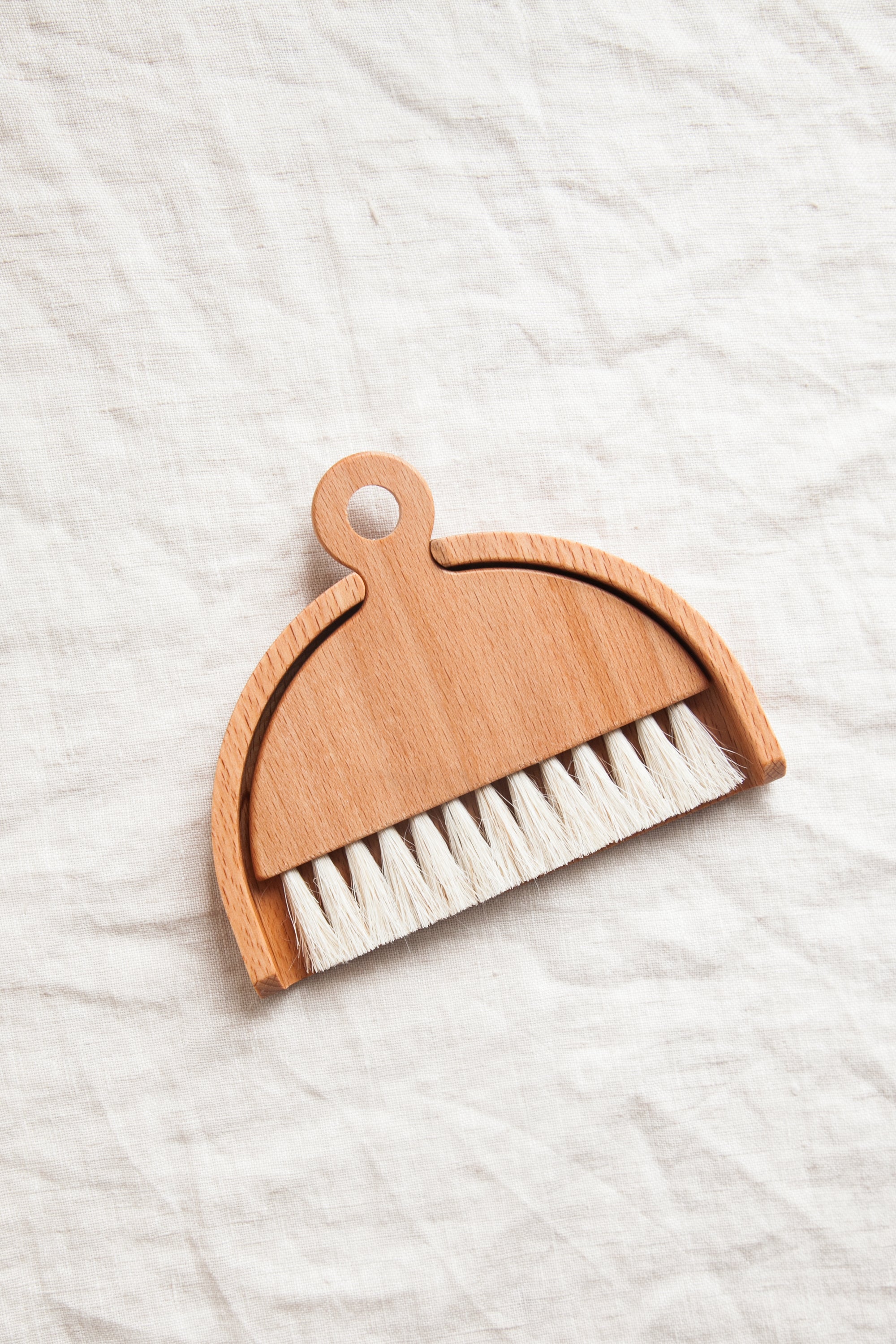 Beech & Horse Hair Crumb Brush – Earthen