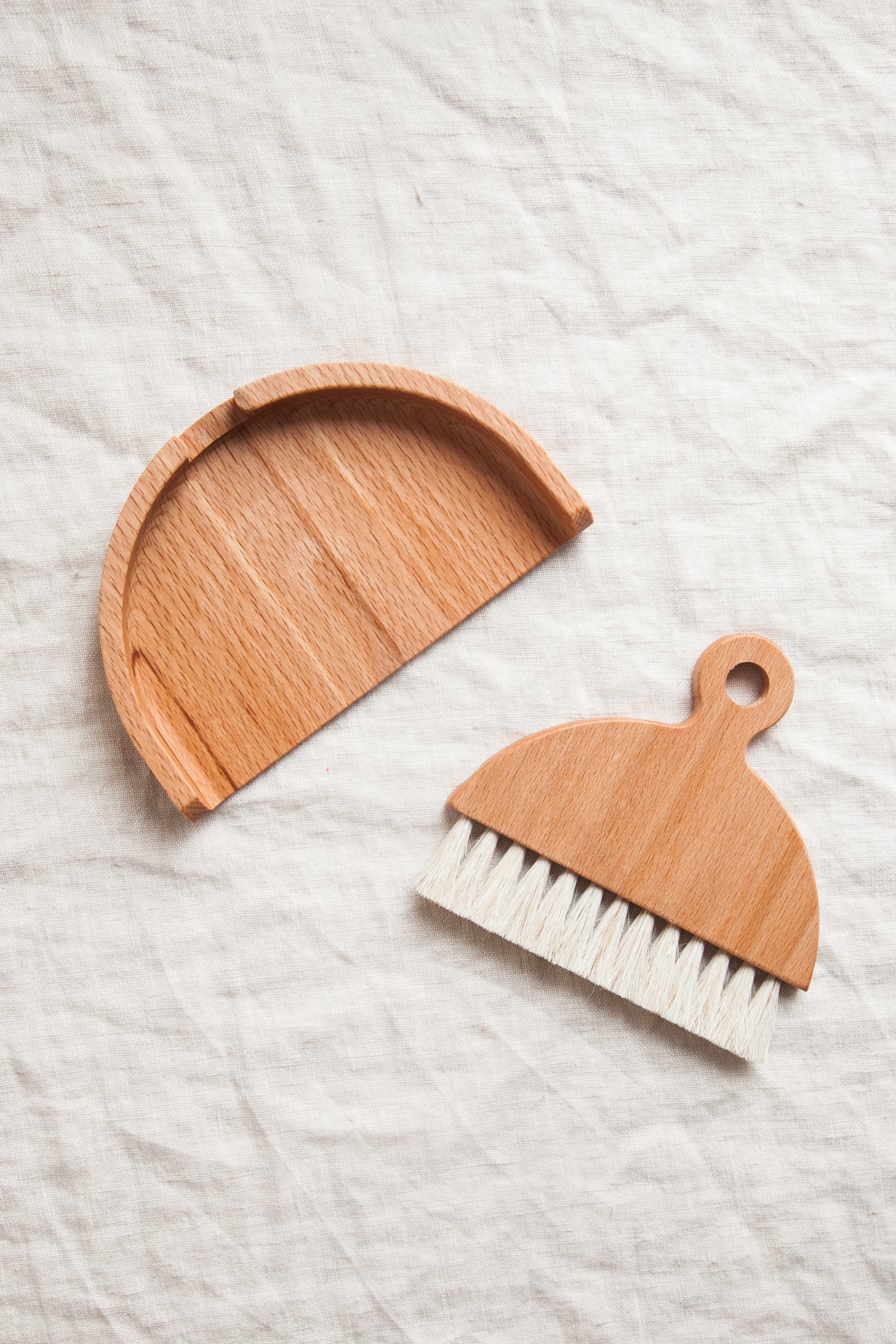 Beech & Horse Hair Crumb Brush – Earthen