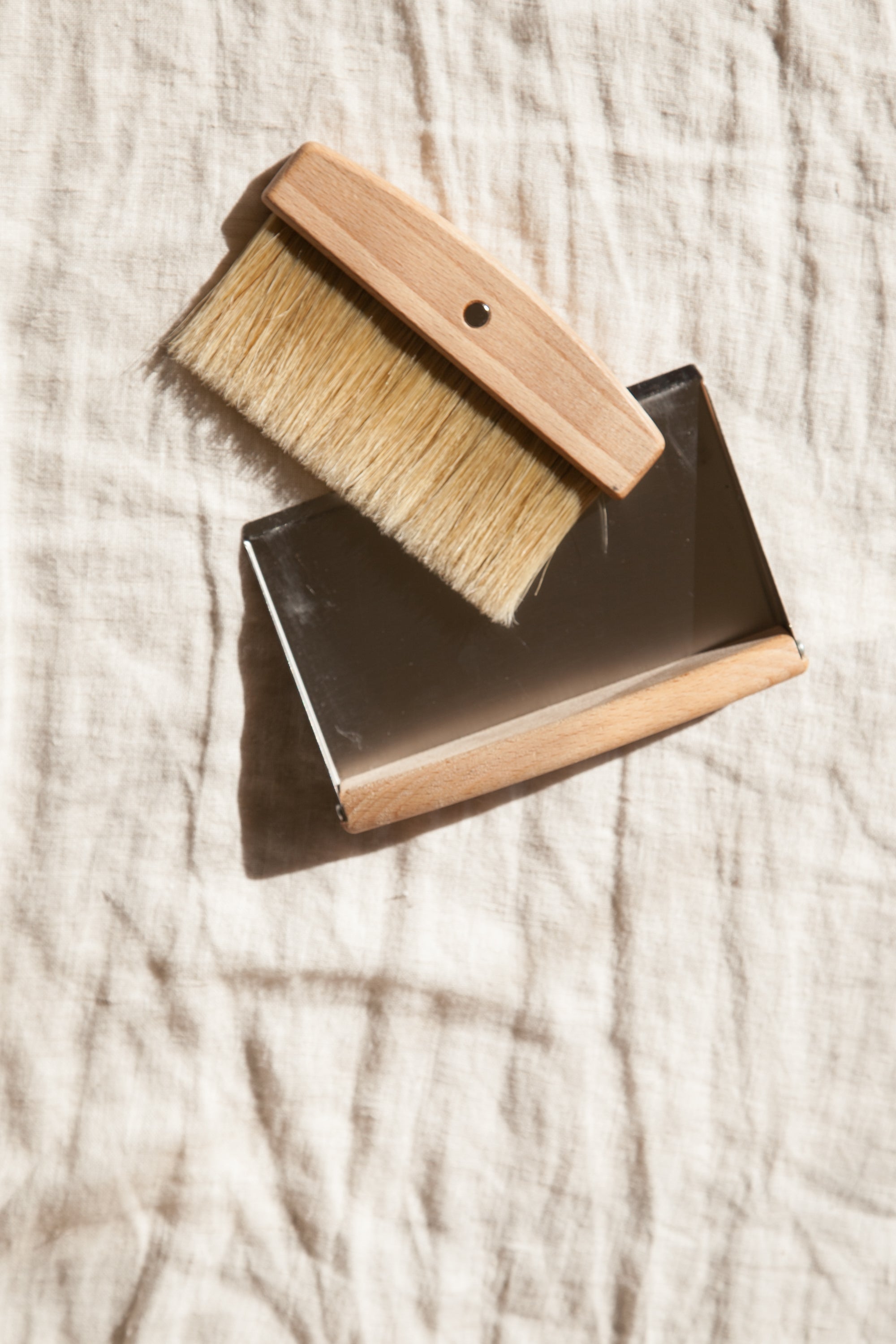 Magnetic Crumb Brush – Earthen